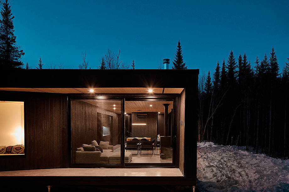 Dos modernas cabañas en la naturaleza canadiense