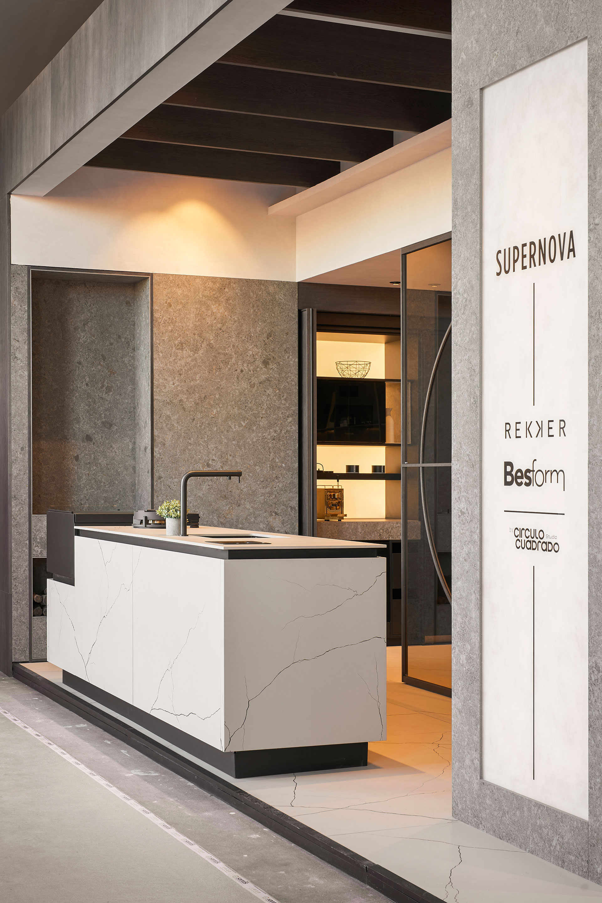 El elegante espacio de REKKER y Besform en MIAD